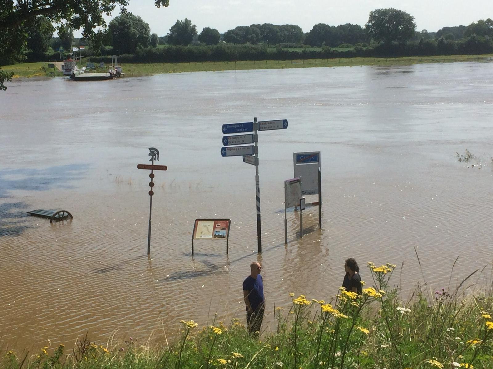 Family and Roman Footsteps Flooded by the Meuse - Trail Runners Connection